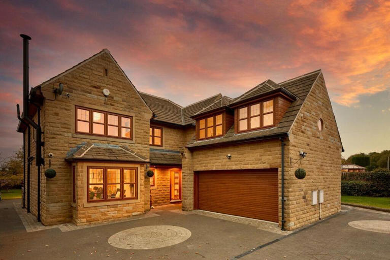 Take a tour of this charming £750,000 family home for sale in Pontefract