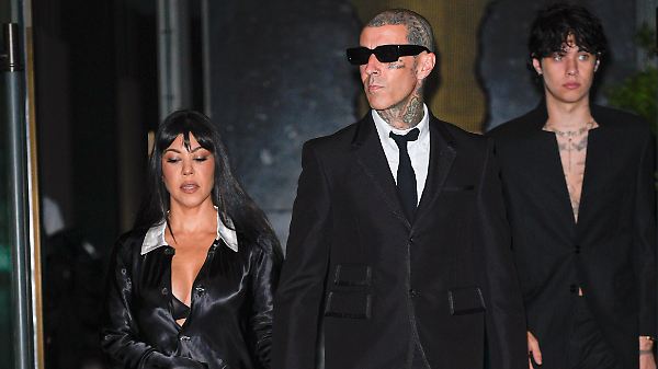 Seltener Red-Carpet-Auftritt: Kourtney Kardashian begleitet Travis ...