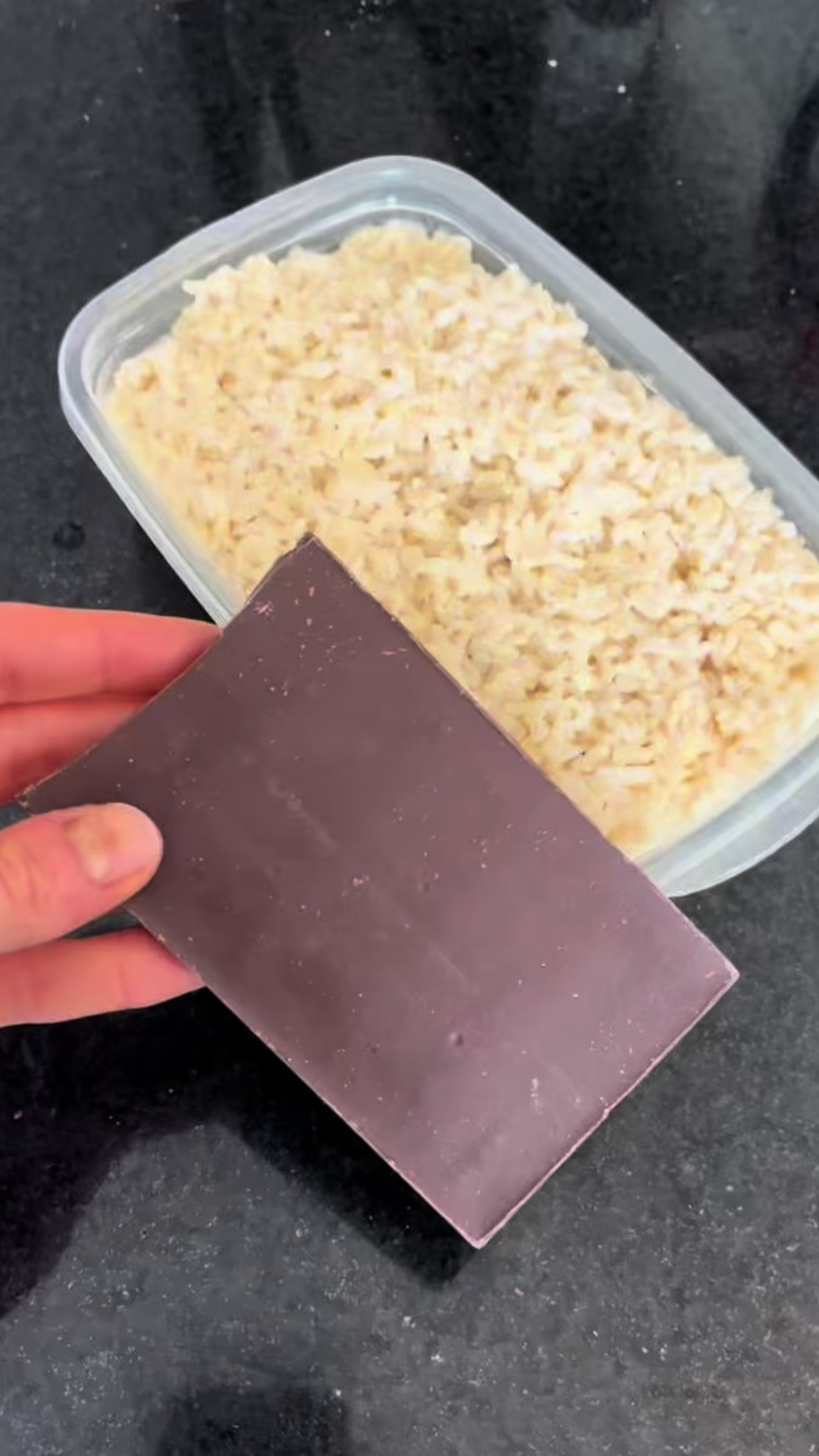 Arroz con chocolate derretido transformado en alfajor