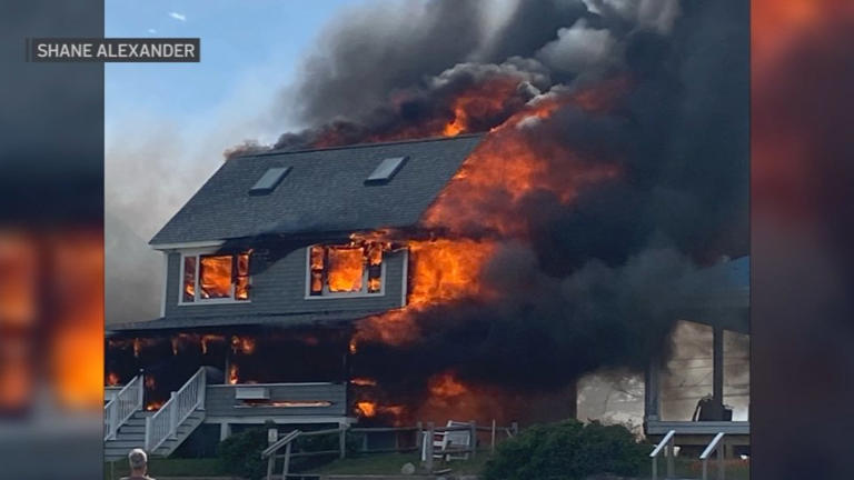 Thick, black smoke billows into sky from Wells Beach house fire