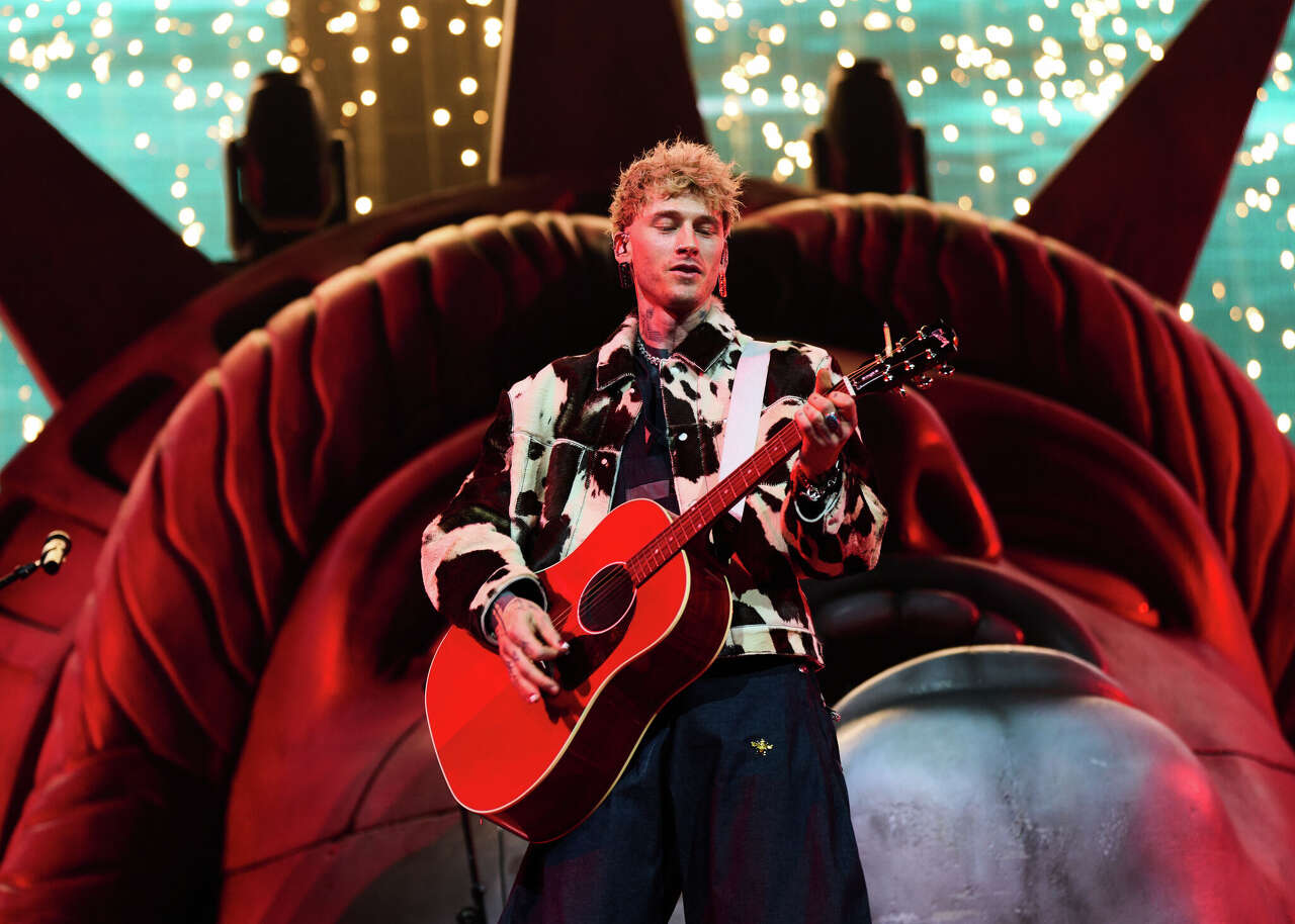 Machine Gun Kelly says he injured his back after stage dive at ...