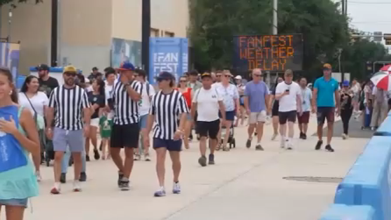 Fans turn out for Houston's first World Cup match day despite weather ...