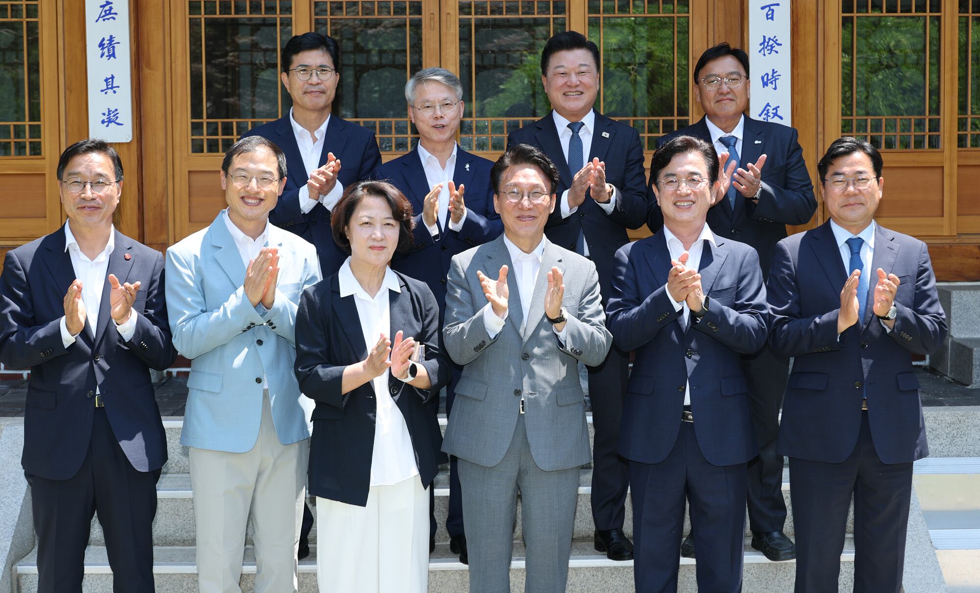 Prime Minister Kim Meets Governor-Elects Before Inauguration; 7 Absent