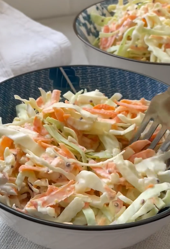 Ensalada de col fresca y crujiente | Receta clásica y fácil
