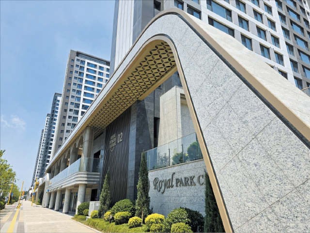 330-meter apartment gate pillars spark prestige competition
