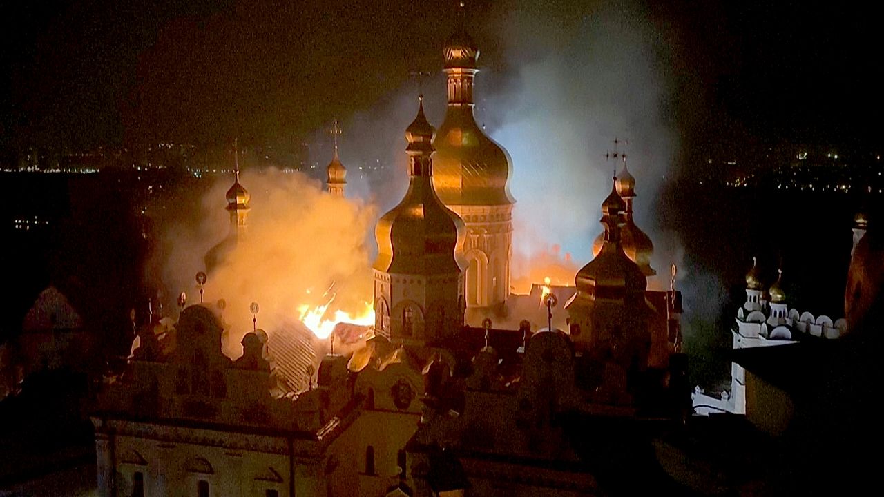 UNESCO-Weltkulturerbe in Brand: Russland trifft Höhlenkloster in Kiew