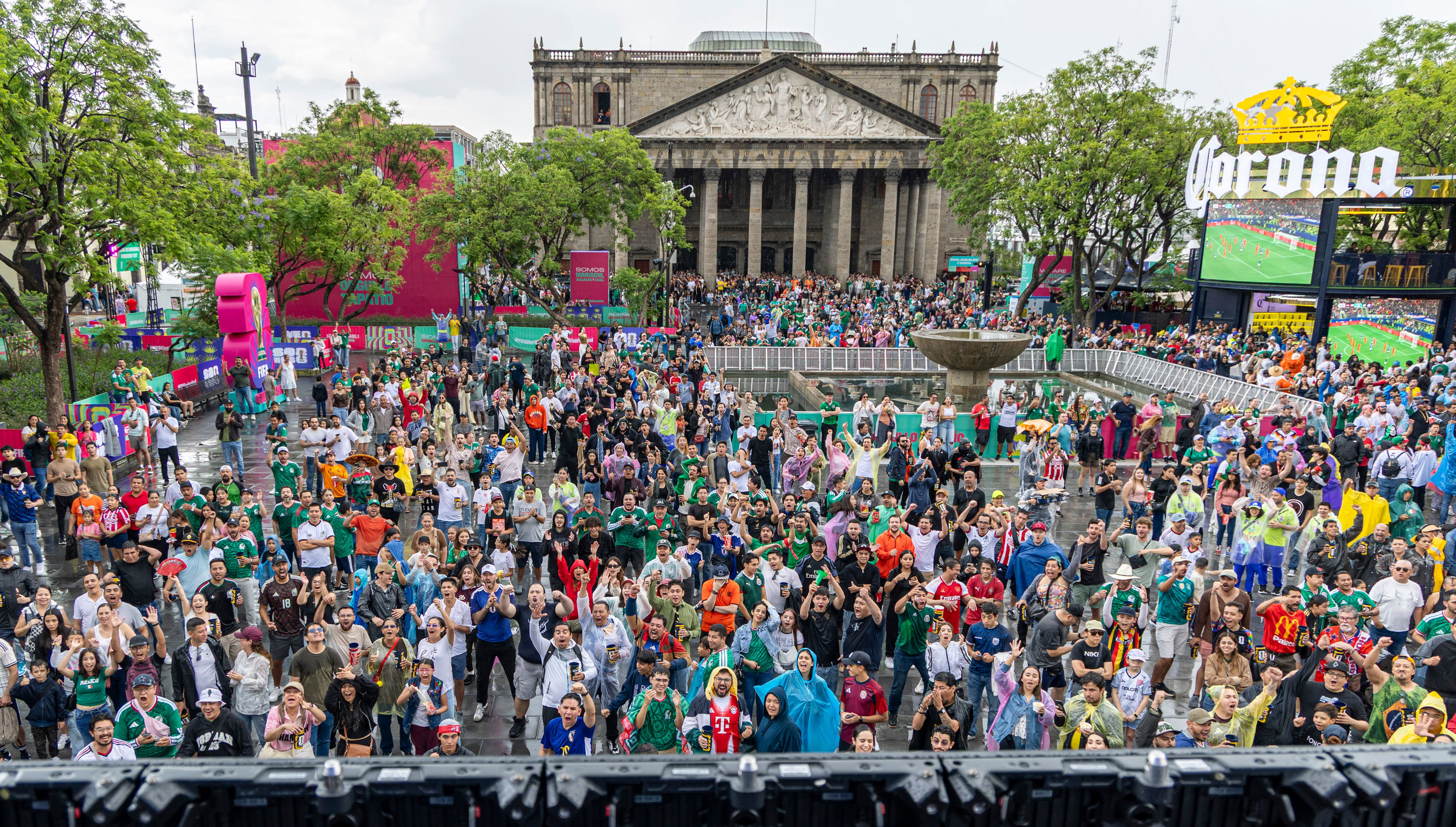 Mexican fans cheer for Japan amid grudge against Netherlands