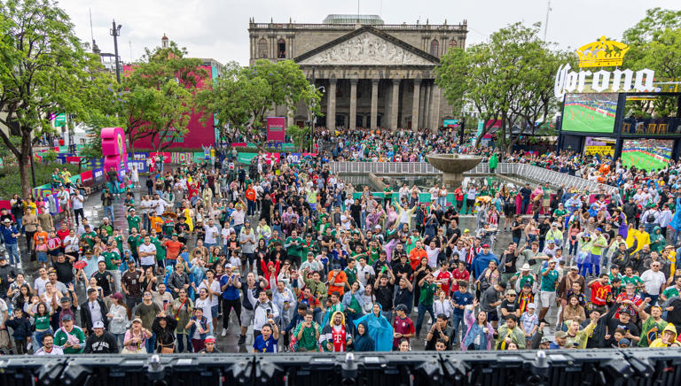 Mexican fans cheer for Japan amid grudge against Netherlands