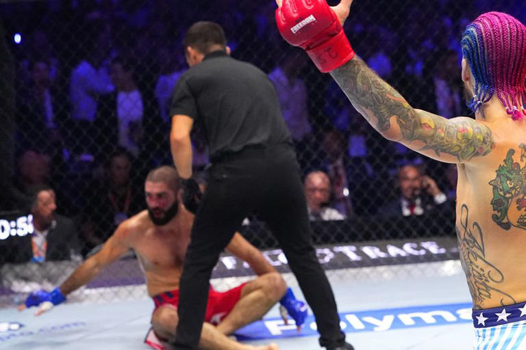 UFC fighter knocked out after playing Canadian anthem at White House in ...