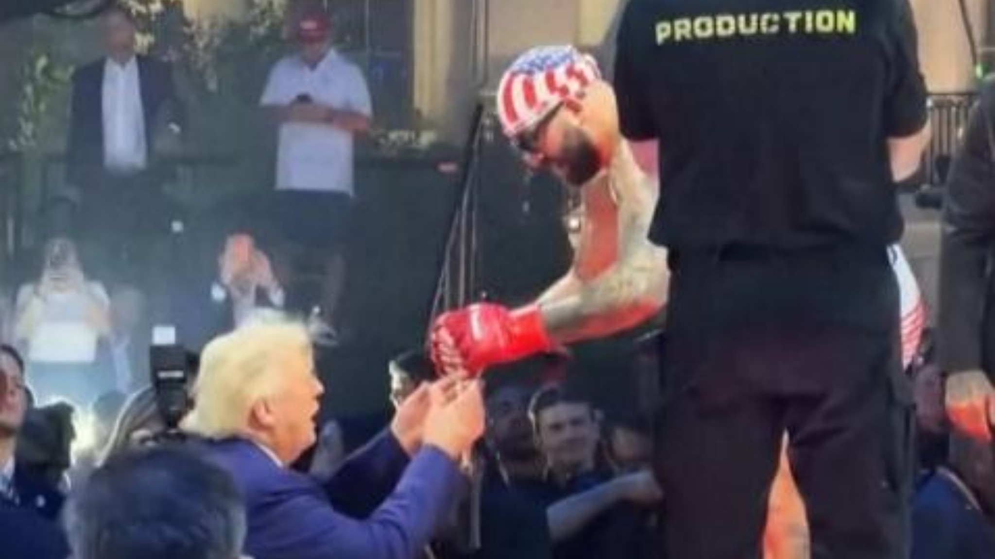 Josh Hokit regala la sua collana a Trump durante l'evento UFC alla Casa ...