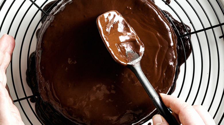 17 mistakes you're making when frosting your cakes