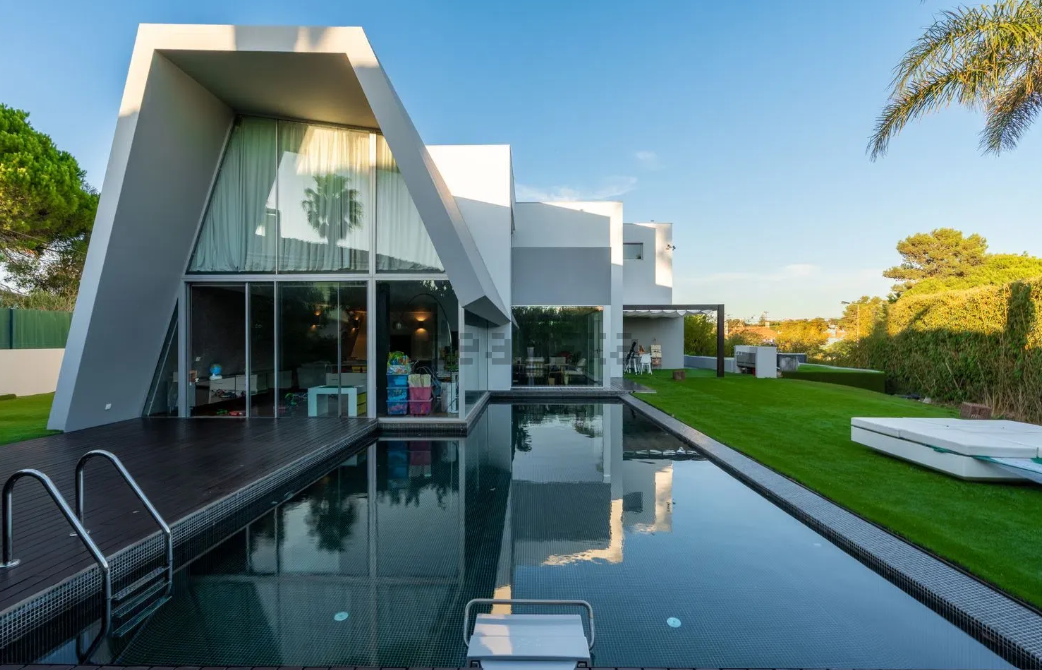 Porta giratória e spa: assim é viver numa casa ao estilo de um hotel