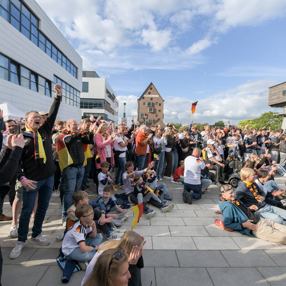 Tausend Fans feiern in Kleve das deutsche 7:1 gegen Curacao