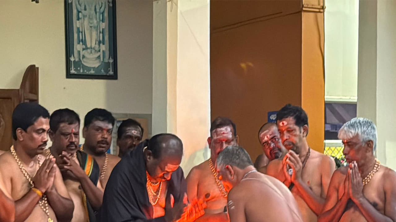 Union Minister Kumaraswamy begins Sabarimala pilgrimage with JDS team