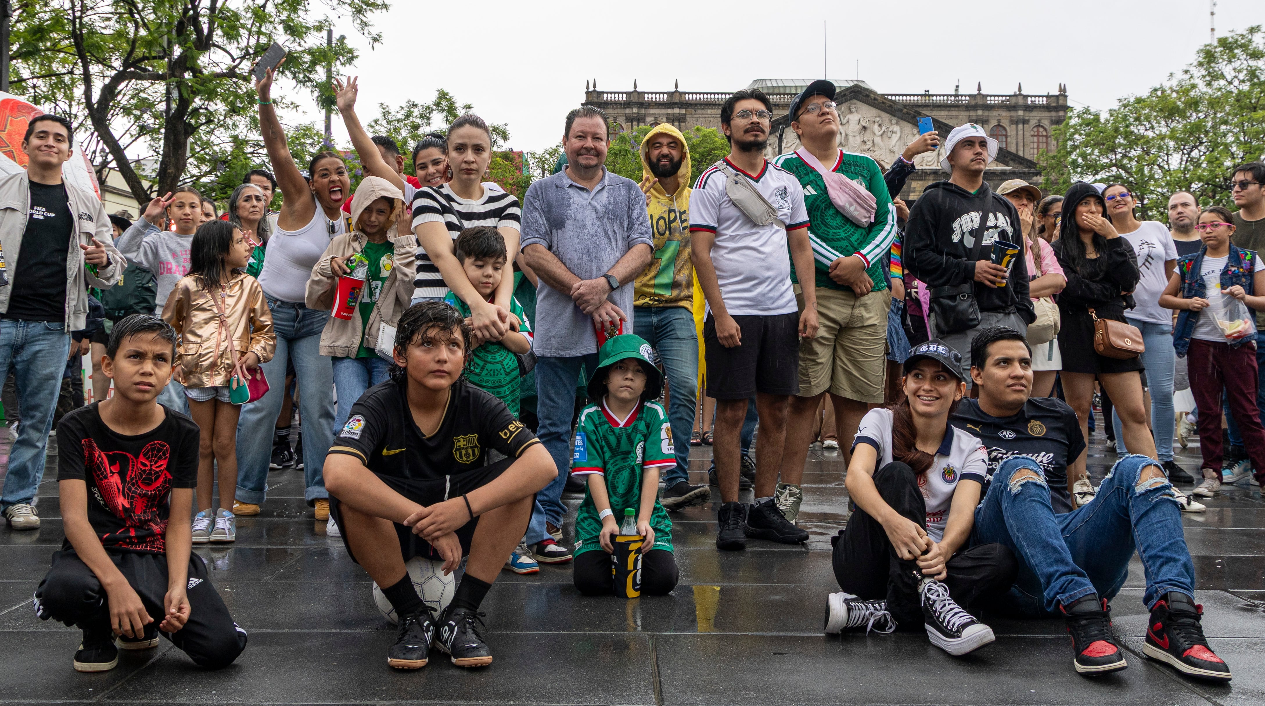 Mexican fans rally for Japan amid rain, Dutch resentment
