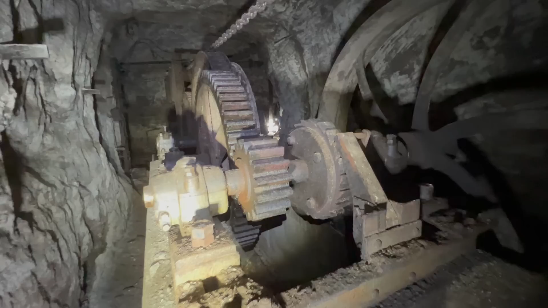 Sie fanden eine geheime WW2 Fabrik und entdeckten etwas Beunruhigendes