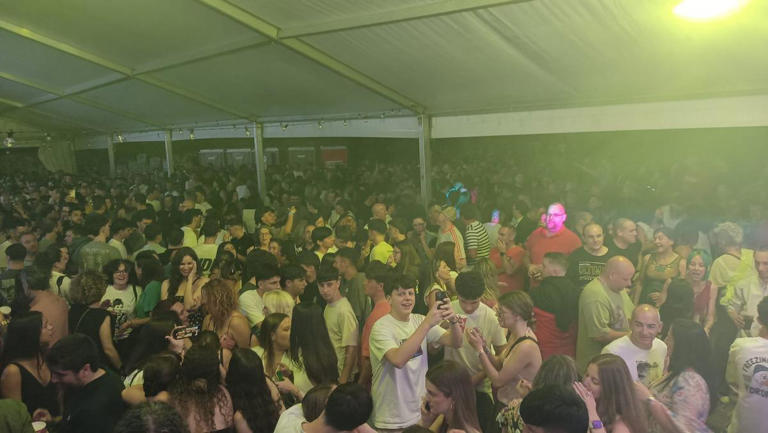 Un multitudinario vermú, con música y la tradición de las gambas ...