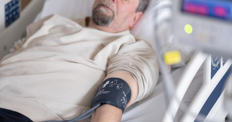 The 3 death warning signs that appear in the final 24 hours before ...