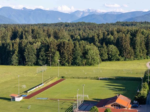 TSV Hartpenning trainiert auf Sportanlage mit Bergblick