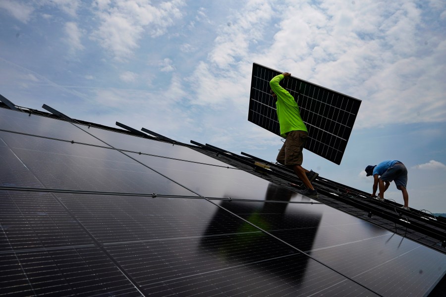 Gov. Green extends solar tax credits for Hawaii residents, firms