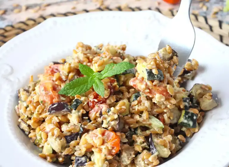 Salada cremosa de espelta com curgete (abobrinha), beringela e tomate ...
