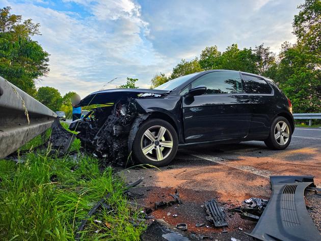 Frontalcrash bei Neu-Isenburg bringt zwei Menschen ins Krankenhaus
