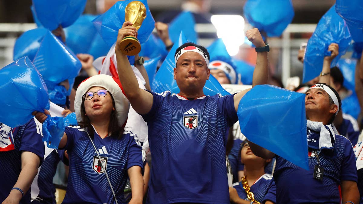 Jameis Winston joins Japanese fans in long-running World Cup tradition