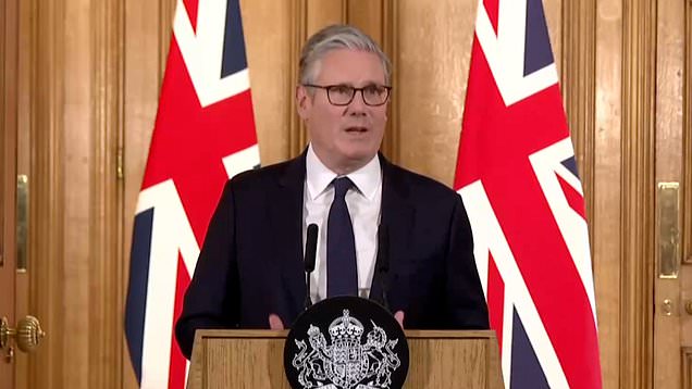 Starmer announces Australia-style social media ban for under-16s