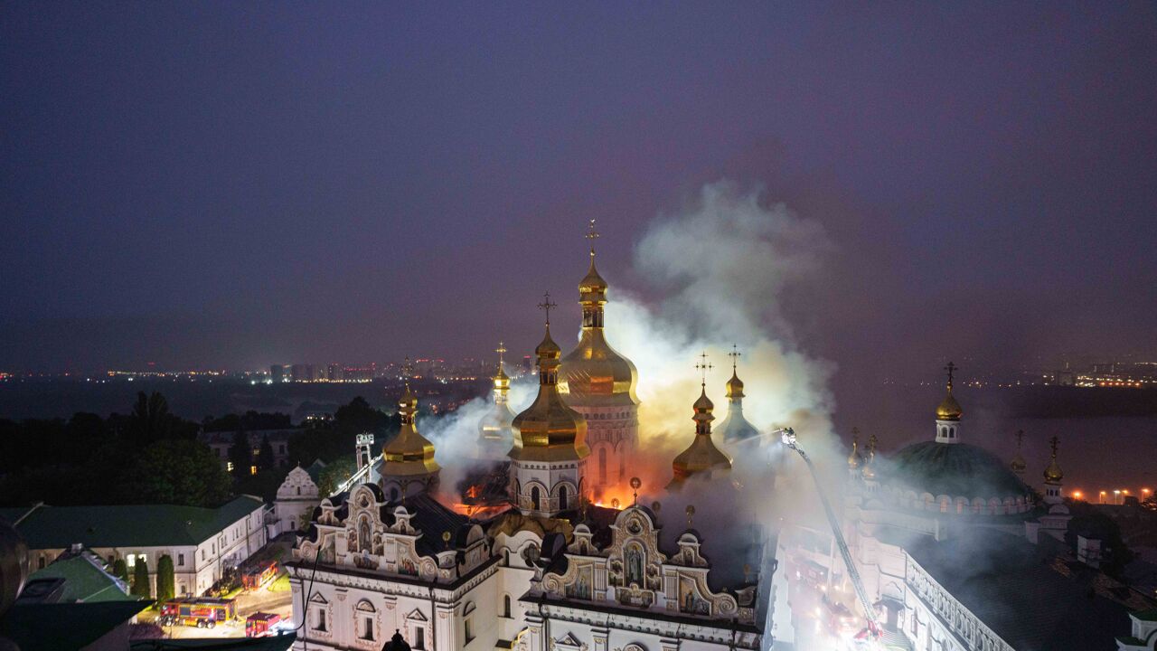 Grote brand in werelderfgoed-klooster na Russische aanvallen op Kiev ...