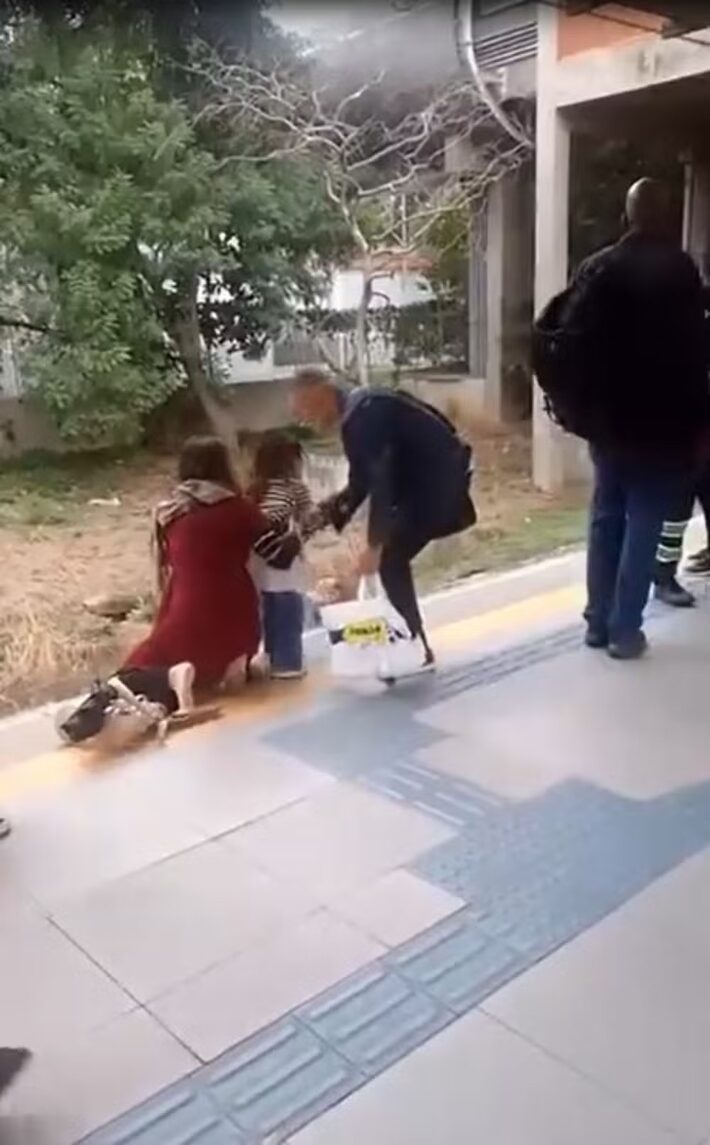 Criança cai no vão entre trem e plataforma em estação de SP, composição ...