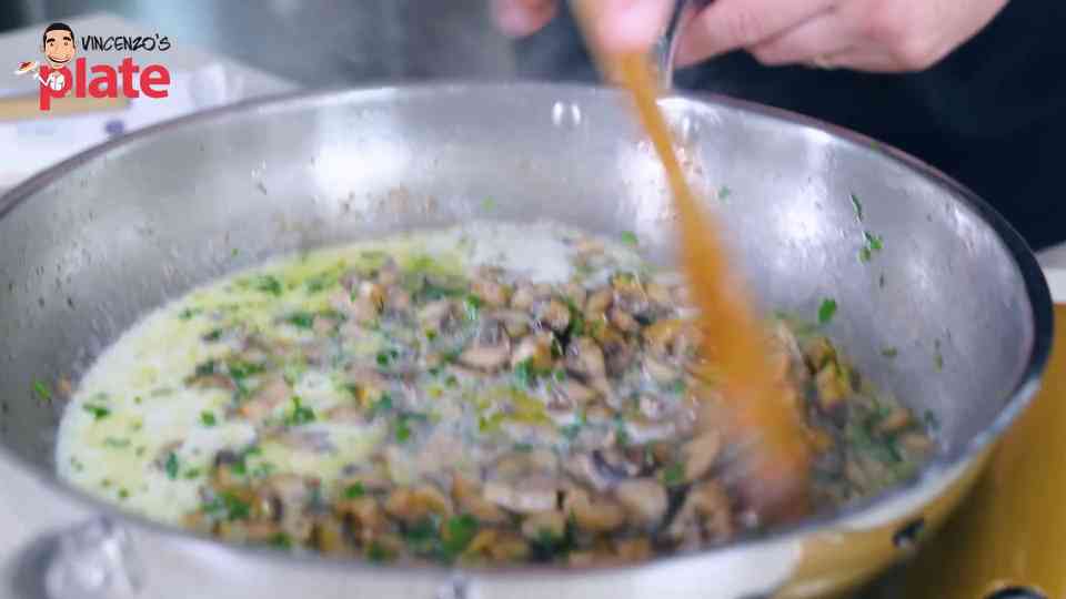 How Italians make creamy mushroom pasta at home