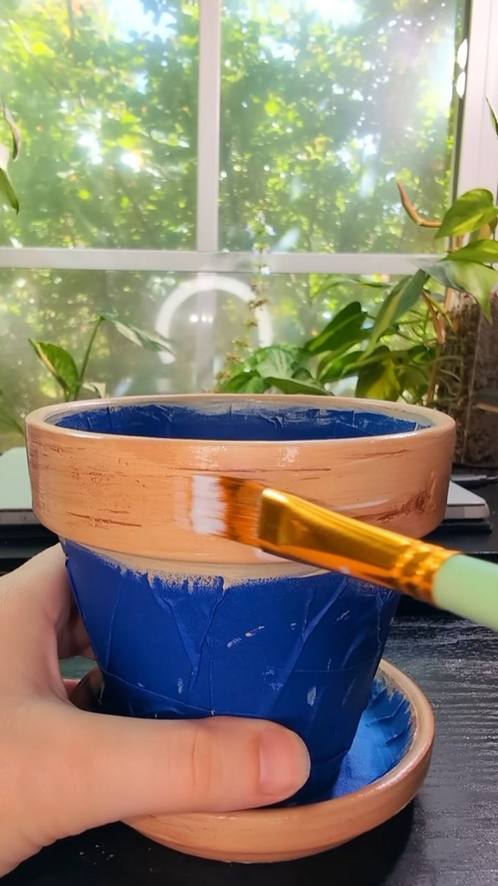 Amazing acrylic paint trick creates a real wood pot look