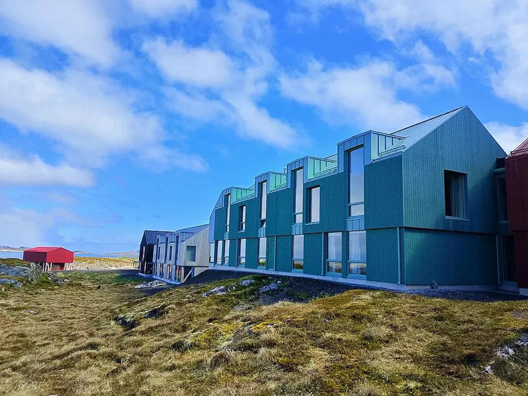Luxury retreat in the Arctic Circle: Midnight sun in remote Norway