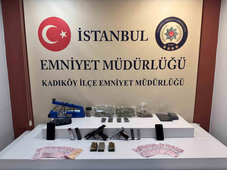 Kadıköy’de dur ihtarına uymayan şüphelilerden çok miktarda uyuşturucu ...