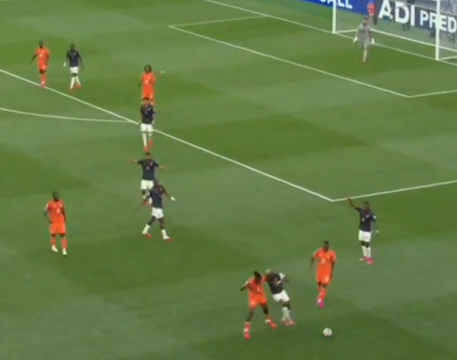 Fener'in eski yıldızıyla Galatasaraylı futbolcu birbirine girdi