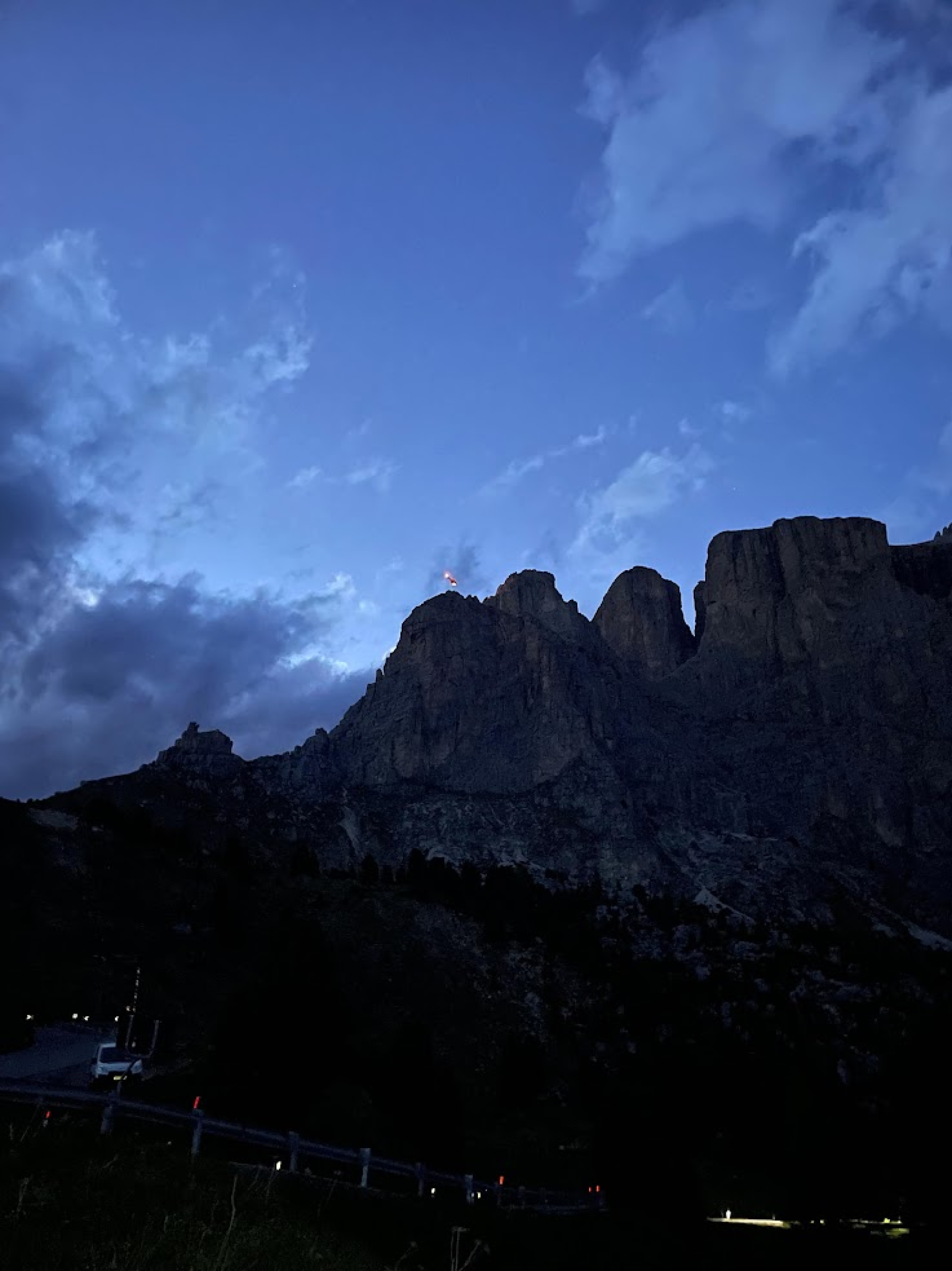 Bloccati dal buio sulle Torri del Sella, salvati 3 alpinisti