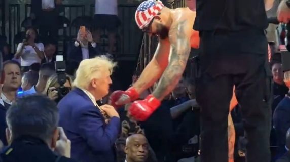Josh Hokit regala la sua collana a Trump: il video dall’evento UFC ...