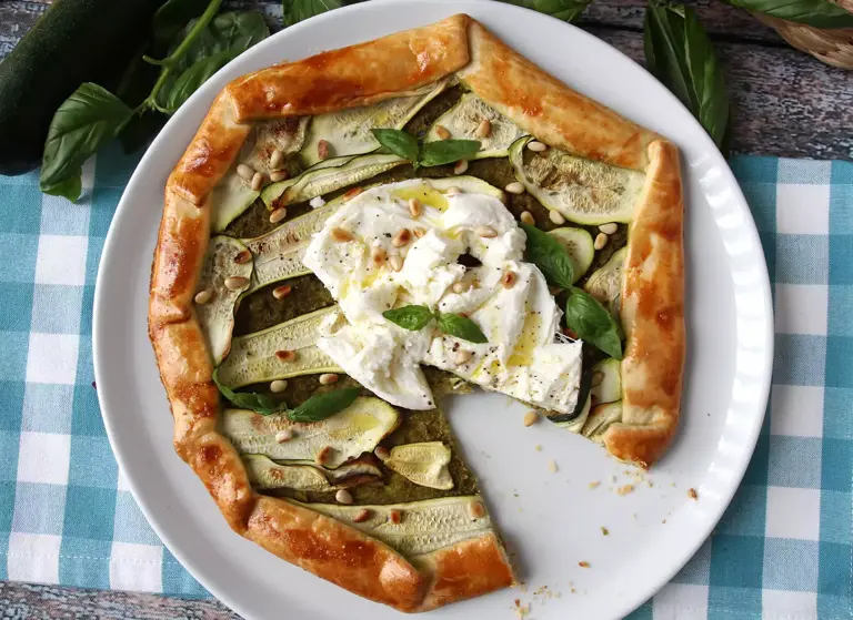 Pesto and zucchini tart: an easy recipe that smells like summer!
