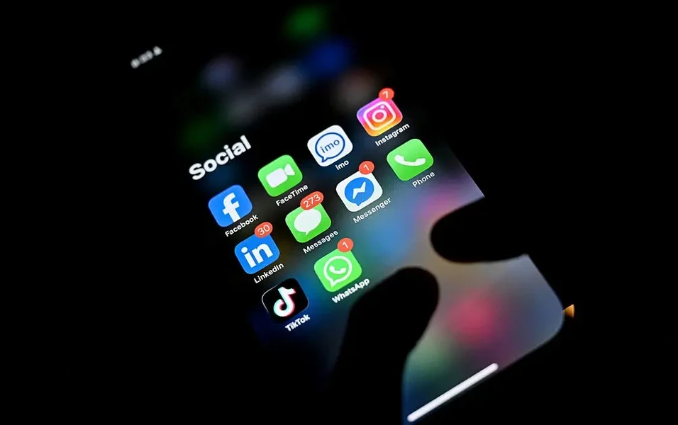 Experts warn late-night scrolling risks for young minds