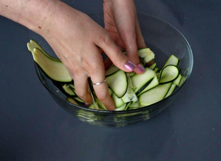 Pesto and zucchini tart: an easy recipe that smells like summer!