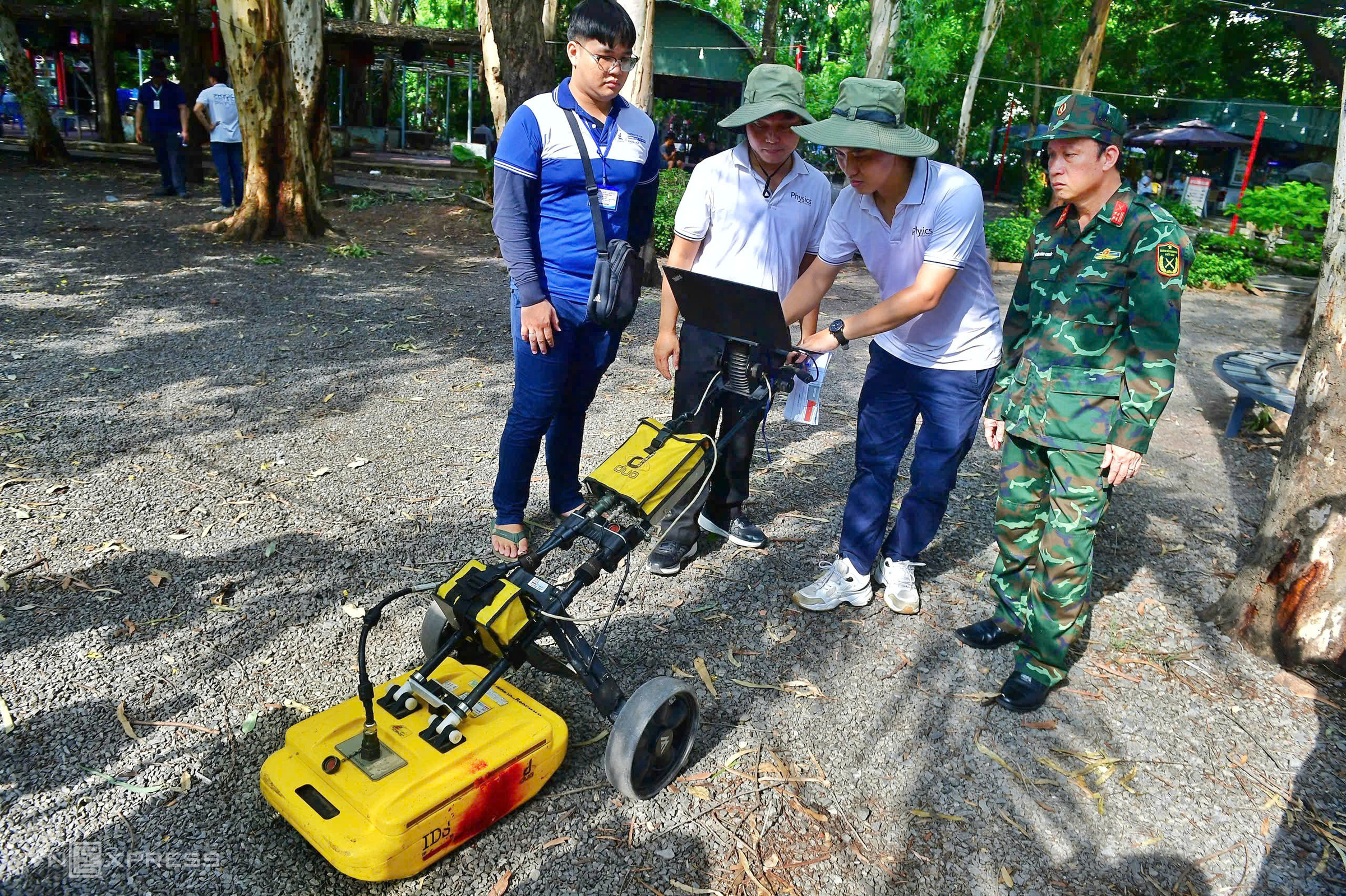 Quét radar tìm ba rãnh mộ tập thể ở công viên Lê Thị Riêng