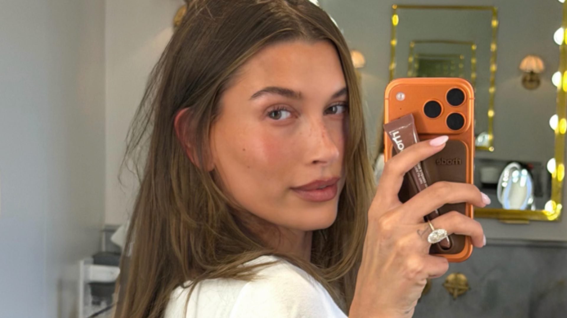 Con esta selfie, Hailey Bieber vuelve a poner los pantalones de tiro ...