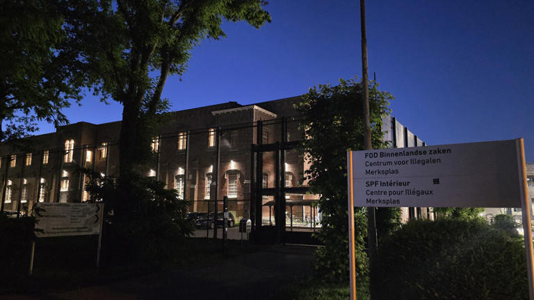Onrust en brandstichting in centrum voor illegalen in Merksplas: 2 ...