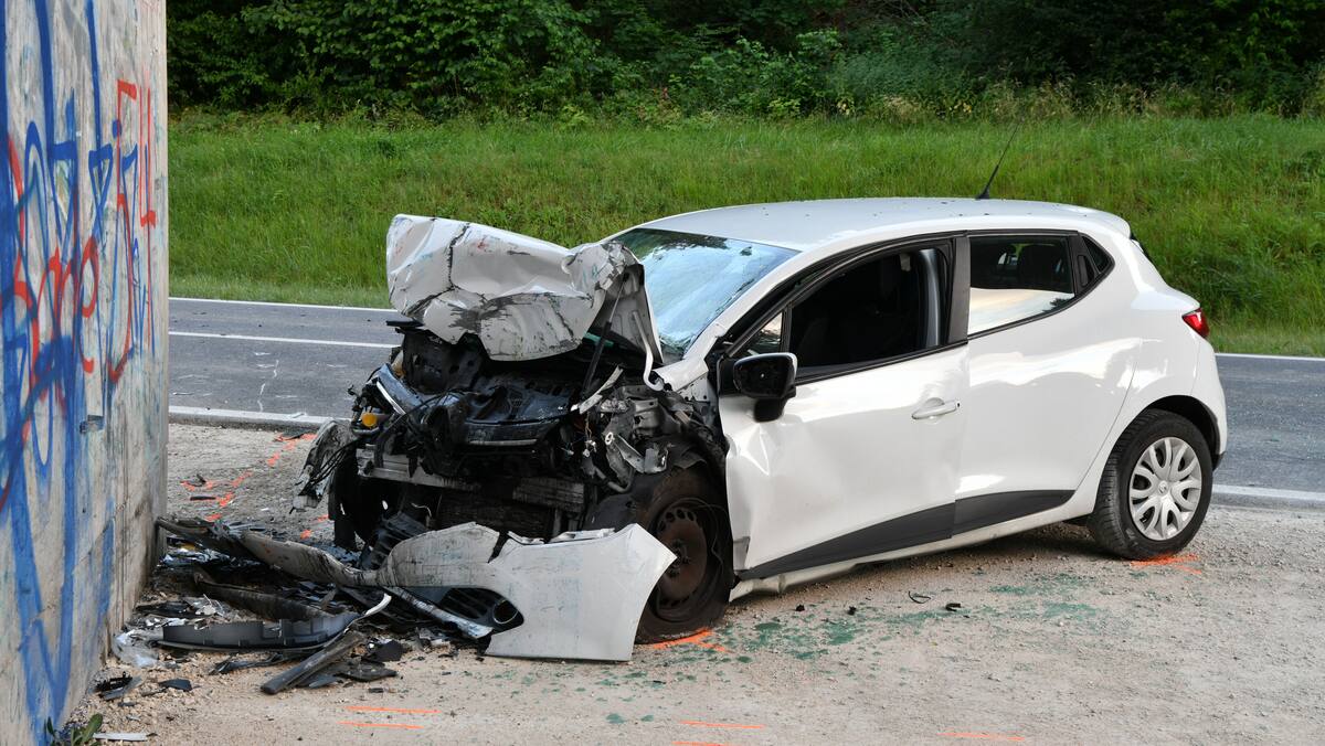 Unfall in Wohlenschwil AG: Renault knallt in Brückenpfeiler – Fahrer ...