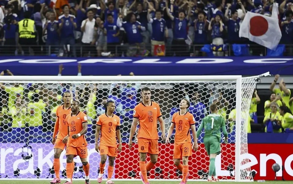 Van der Vaart questions Van Dijk after Netherlands' 2-2 draw