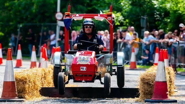 Humber Bridge forms backdrop to soapbox race