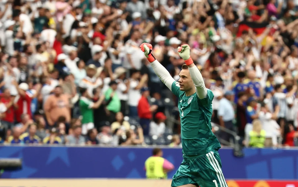 Neuer matches goalkeeper World Cup appearance record