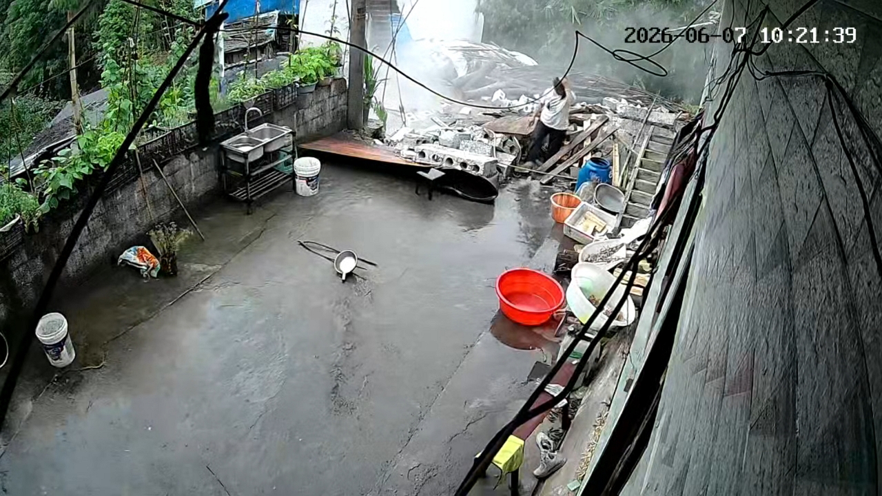 Outdoor restroom roof collapses in Yunnan rainstorm