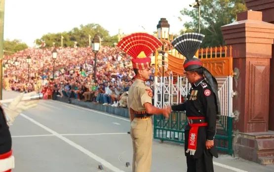 Pakistani fan’s Wagah meeting with Imtiaz Ali goes viral