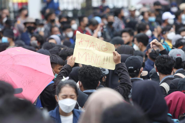 BEM Unair turun ke Grahadi besok, bawa 16 tuntutan: Stop MBG hingga ...